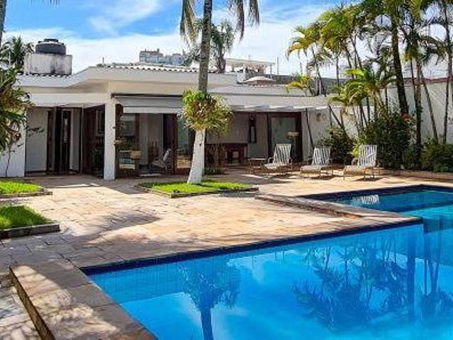 Casa térrea À VENDA no Jardim Virgínia na praia da Enseada em Guarujá