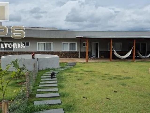 Casa térrea à venda no Jardim Estância Brasil com 3 suites, amplo quintal gramado com árvores frutí
