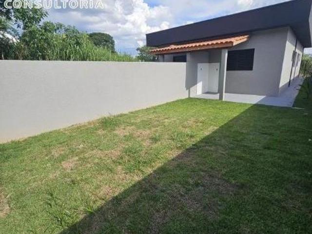 Casa térrea à venda no Jardim São Felipe, dois dormitórios sendo uma suíte, sala e cozinha integrada