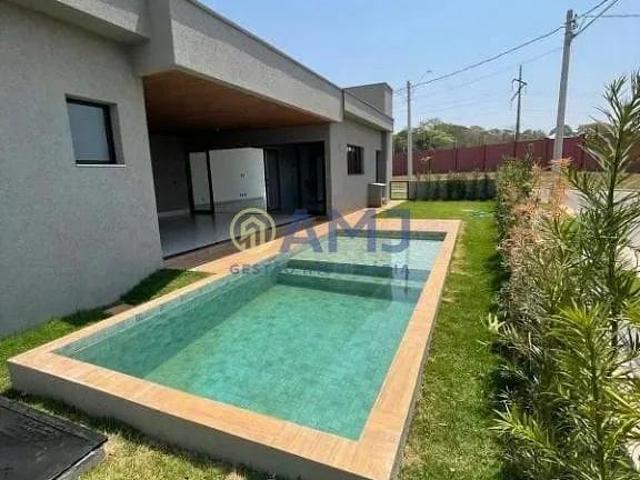 Casa térrea à venda no Jardins Capri | Lote de esquina com 4 suítes, piscina e alto padrão em Goiân