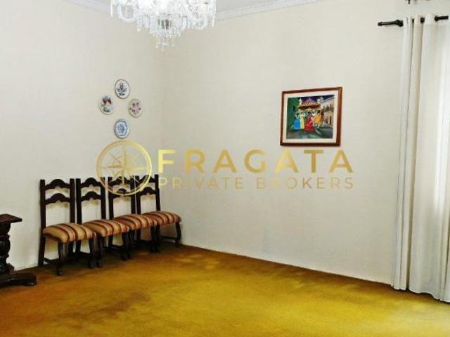Casa Térrea à Venda no Pacaembu com 180 m² 5 Vagas e Localização Privilegiada