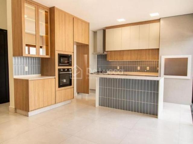 Casa térrea à venda no Residencial Club Portinari–3 suítes, escritório e piscina