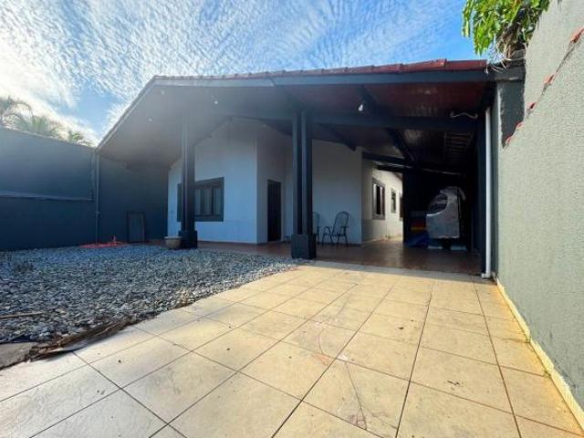 Casa térrea à venda á 150 metros do mar venda com 3 dormitórios, sendo 1 suíte e edícula no bairro S
