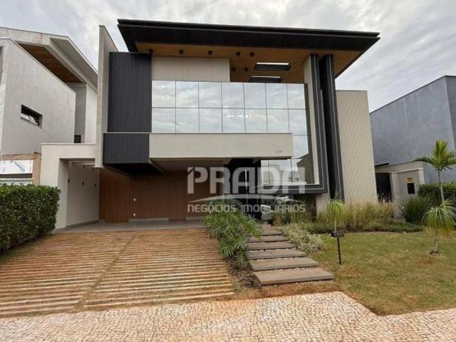 Casa térrea à venda com 4 suítes Condomínio Jardim Versailles Uberlândia/MG