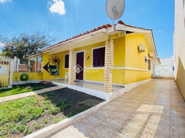 Casa térrea á venda com 58 m² área construída com 2 dois quartos, pátio amplo com piscina e garagem
