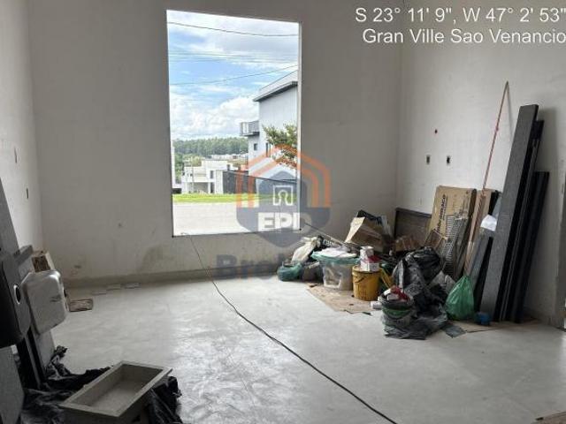 CASA TÉRREA À VENDA COM 03 DORMITÓRIOS, SENDO 01 SUÍTE COM CLOSET CONDOMÍNI.