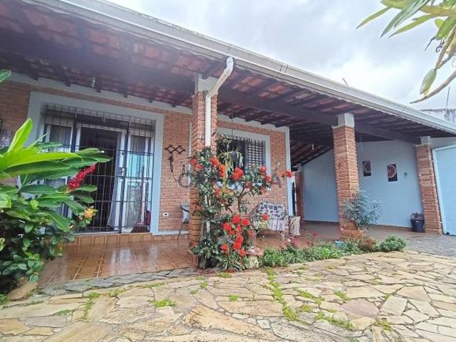 Casa térrea a venda com 03 quartos na região central de Caraguá