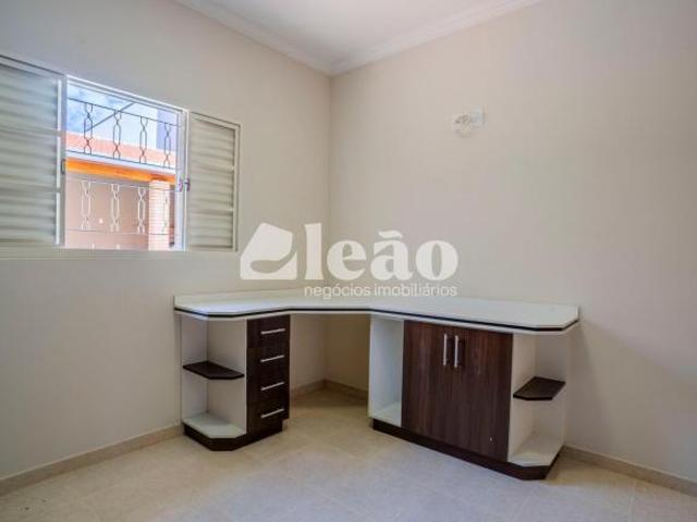 Casa térrea à venda com 03 quartos sendo 01 suite no bairro Jardim Panorama em Valinhos/SP