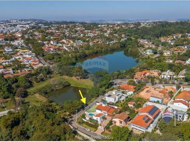 Casa térrea à venda com 04 quartos, sendo 02 suítes, perto do Lago
