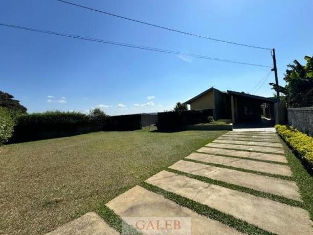 Casa térrea à venda com 1040m² de terreno a uma quadra da Av. Principal