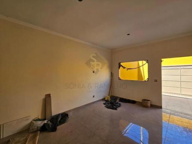 Casa térrea à venda com 110,00m² de área construída, 03 quartos, sendo 01 suíte e piscina no bairro