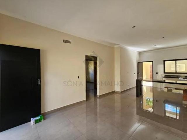 Casa térrea à venda com 110,00m² de área construída, 03 quartos, sendo 01 suíte e piscina no bairro