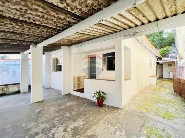 Casa térrea à venda com 153,47m², 3 dormitórios, 3 vagas de garagem e quintal, no bairro Caputera