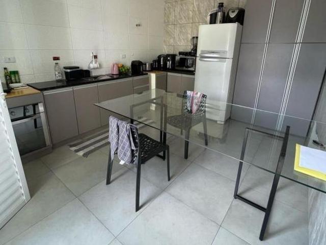 Casa térrea à venda com 257m² de área, com 3 dormitórios, 5 vagas e salão comercial Jardim Adriana