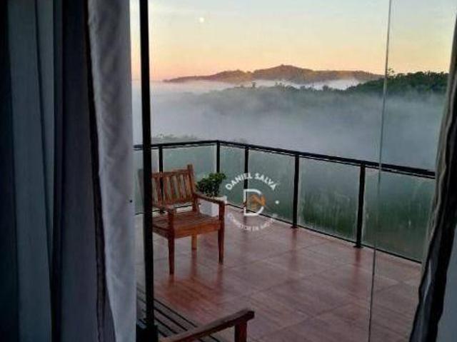 Casa térrea à venda com 2 dormitórios sendo 1 suíte por R$1.100.000,00 em condomínio fechado Bom