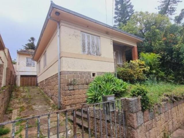 Casa térrea à venda com 2 quartos no bairro Tristeza. Terreno com 685m²