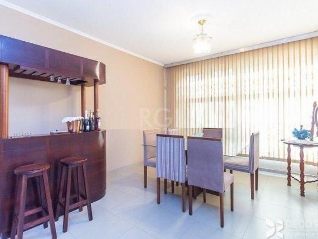 Casa térrea à venda, com 2 suites, 3 banheiros, edicula, pátio, 2 vagas Bairro Medianeira