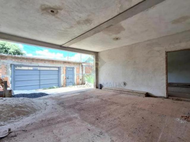 Casa térrea à venda com 350,04m² de área construída e 04 quartos, sendo 02 suítes no bairro Ribeirân