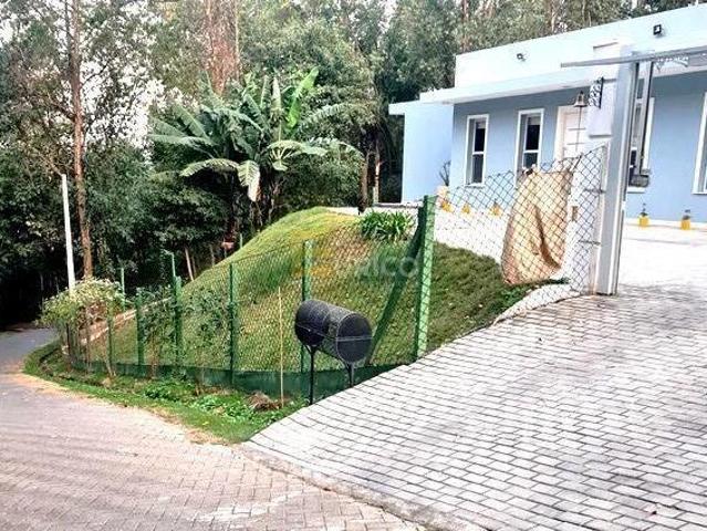 Casa térrea a venda com 3 dormitórios sendo 1 suíte, edícula e cercada de muita área verde no Condom