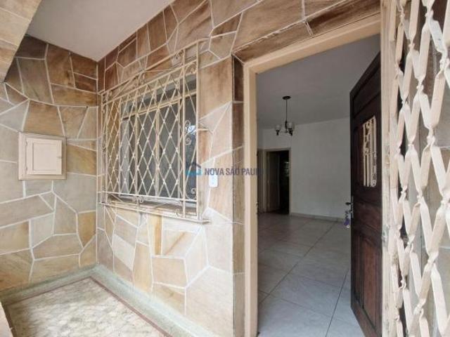 Casa térrea à venda, com 3 quartos, 1 suíte e quintal, na Saúde