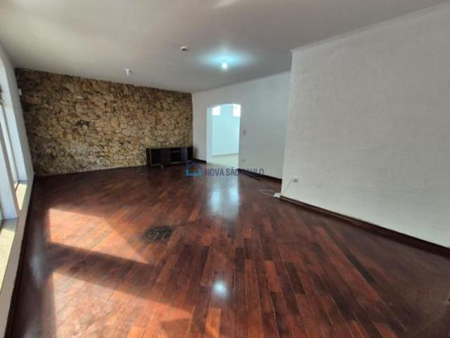Casa térrea à venda com 3 quartos sendo 1 suíte e 4 vagas