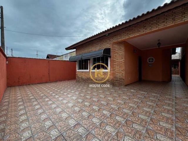 Casa térrea à venda com 3 suítes, piscina e área gourmet a 500 metros da praia no bairro São José em