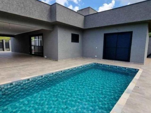 Casa térrea à venda com 3 suítes, piscina em ótima localização