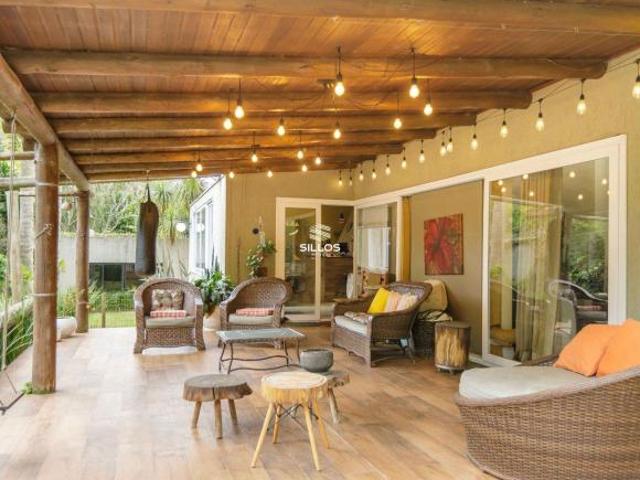 Casa térrea à venda com terreno amplo de 1.161 m²