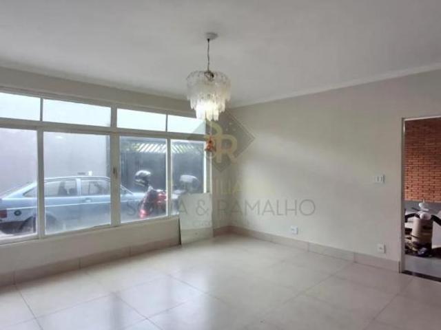 Casa térrea à venda com área de churrasco e 03 quartos, sendo 01 suíte no bairro Jardim Antártica, e