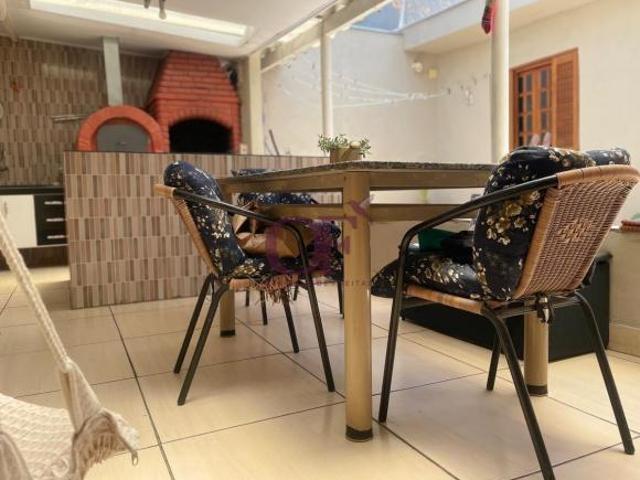 Casa Térrea à Venda com Edícula