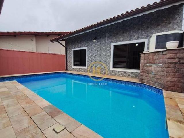 Casa térrea à venda com piscina, 3 dormitórios sendo 1 suíte e edícula a 750 metros do mar no bairro