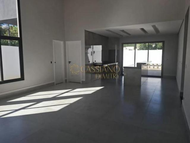 Casa térrea à venda de 178m² | 03 dormitórios, sendo suítes e 04 vagas de garagem | Condomínio Terra