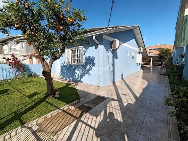 casa térrea á venda de 2 quartos, sendo 1 suíte com piscina e churrasqueira
