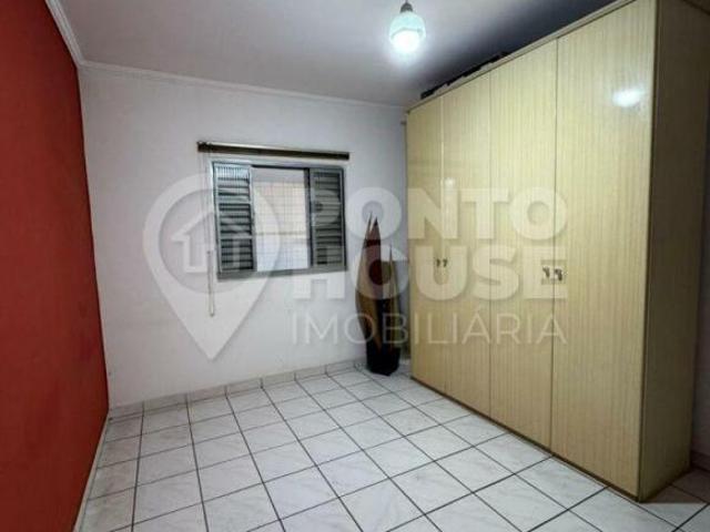 Casa térrea à venda de 3 dormitórios, 2 banheiros, 2 vagas, quintal, 134m²