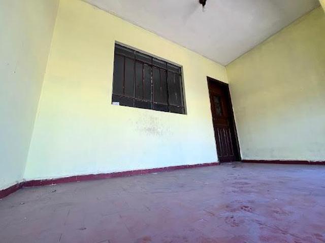Casa Térrea à Venda – Excelente Oportunidade! Casa térrea muito bem localizada, construída em um te