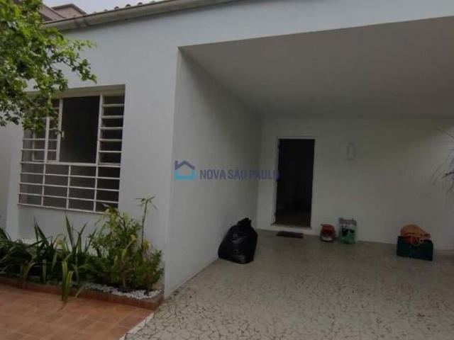 Casa Térrea à Venda em Moema com 3 Suítes e 2 Vagas