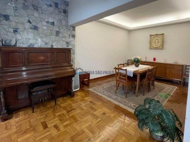 Casa térrea à venda em Moema, 198m², 3 quartos, 6 vagas