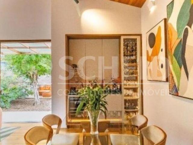 Casa térrea à venda em Moema. 200Ac, 462T. 3 quartos 1 suíte 2 vagas