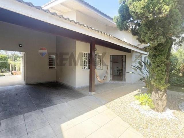 Casa térrea à venda em Atibaia, com 4 dormitórios, suíte, piscina e amplo quintal