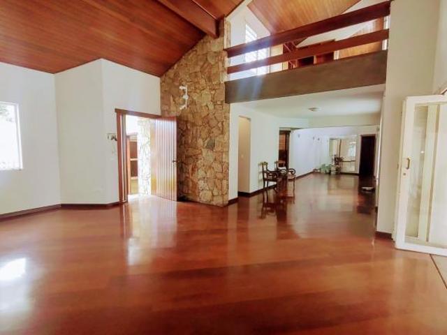 Casa térrea à venda em centro de terreno na Vila Cruzeiro com 3 Suítes, Piscina e Área de Lazer Comp