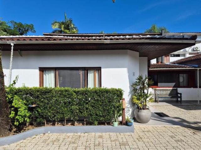 Casa térrea à venda em condomínio exclusivo na Praia de Juquehy
