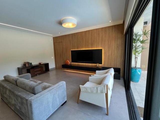 Casa Térrea à Venda em Condomínio Fechado – 580m² de Terreno | 230m² Construídos
