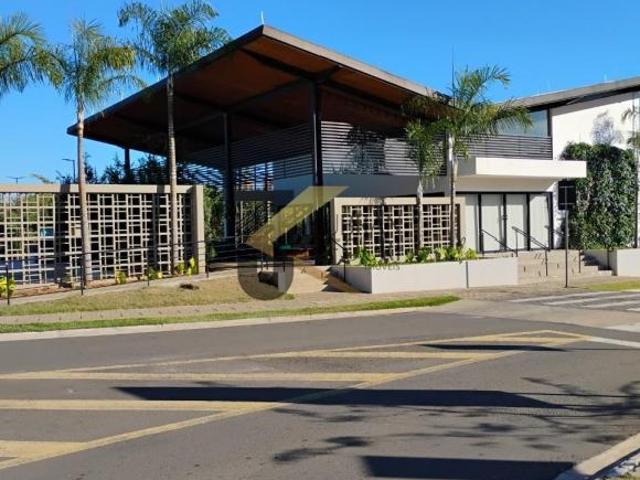 Casa térrea à venda em condomínio La Doce Vita, Paulínia SP. Com 3 suítes uma com closet 5 banhei