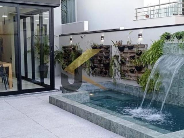 Casa térrea à venda em condomínio Swiss Park, com 3 suítes e garagem para vários carros.Piscina a