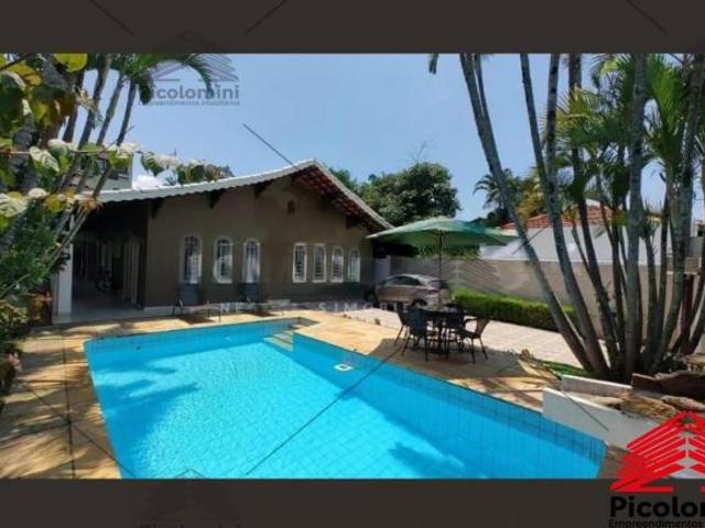 casa Térrea à venda em Interlagos, 3 quartos, 2 suítes, sala ampla, soton, 4 banheiros, 4 vagas e 2