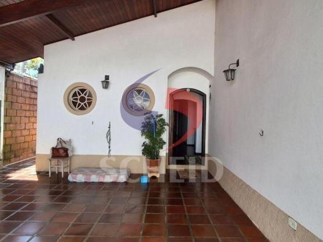 Casa Térrea à Venda em Interlagos com 260m², 4 dormitórios 2 suítes e 3 vagas