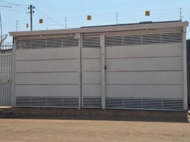 CASA TÉRREA A VENDA EM SAMAMBAIA NORTE, 3 QUARTOS, REFORMADA, SEGURA, AQUECIMENTO SOLAR, AC. FINANC