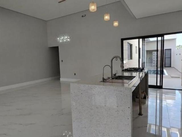 Casa térrea a venda Helena Maria com 3 suites, piscina e escritório