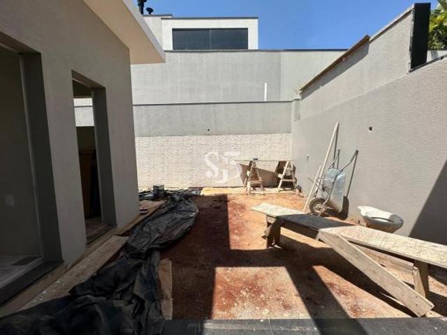 CASA TÉRREA À VENDA, LOCALIZAÇÃO PRIVILEGIADA
