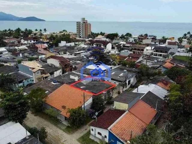 Casa Térrea à venda localizada a apenas 200m da praia Capricórnio I em Caraguatatuba, SP